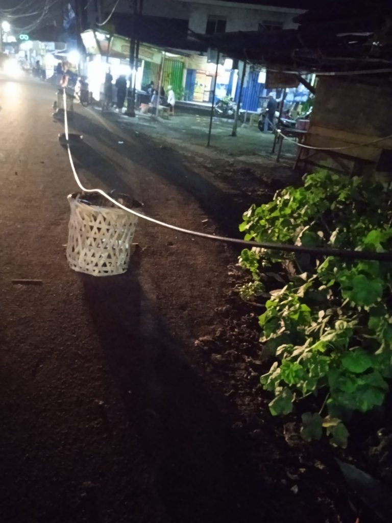 Kabel Listrik Tegangan Tinggi Menjulur Kejalan, Dijalan Aria Putra ...