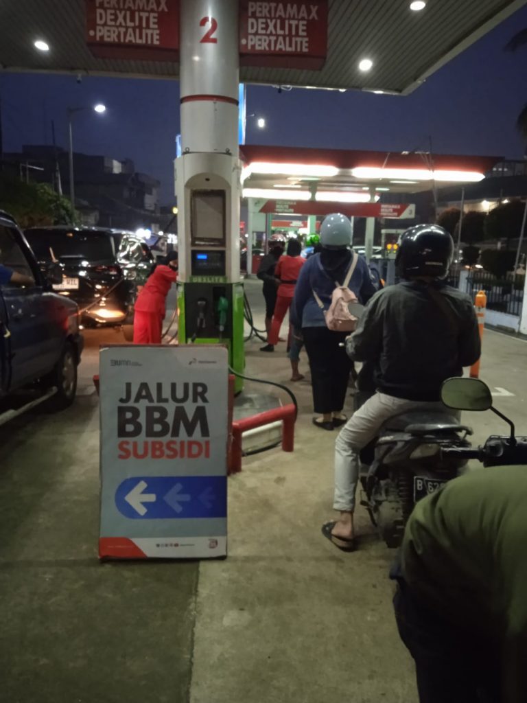 Antrian Kendaraan Terjadi Di SPBU Jalan Raya Otista Ciputat, Tangsel