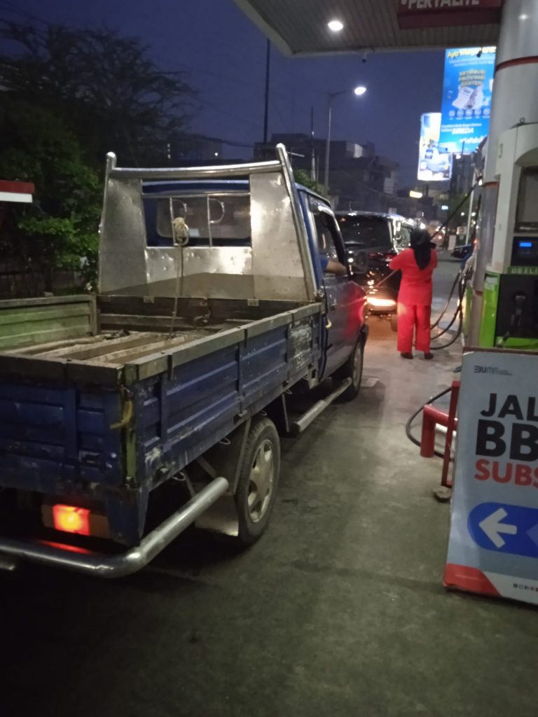 Antrian Kendaraan Terjadi Di SPBU Jalan Raya Otista Ciputat, Tangsel