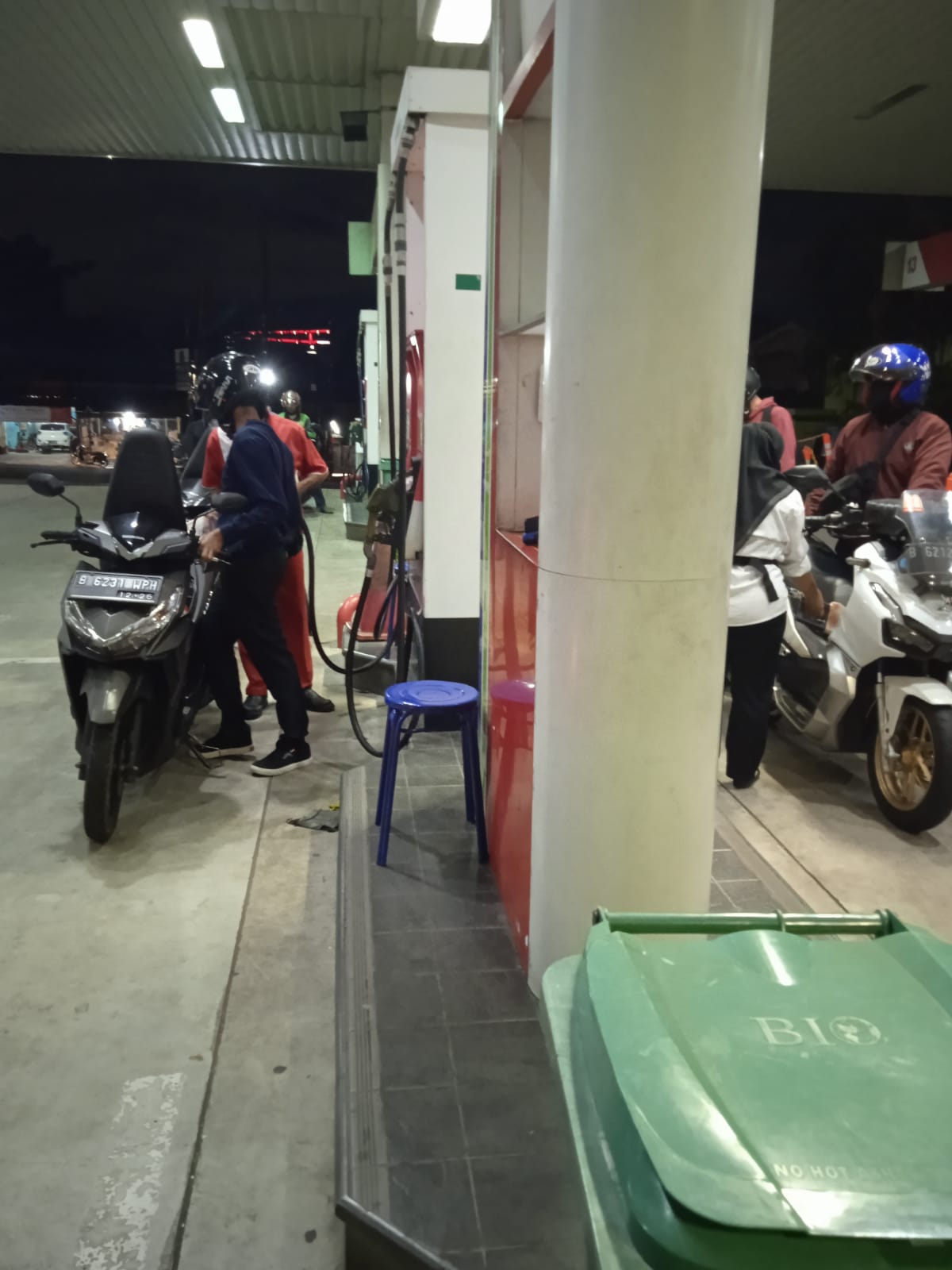 Antrian Kendaraan di SPBU Cireundeu Raya 43 Tangsel