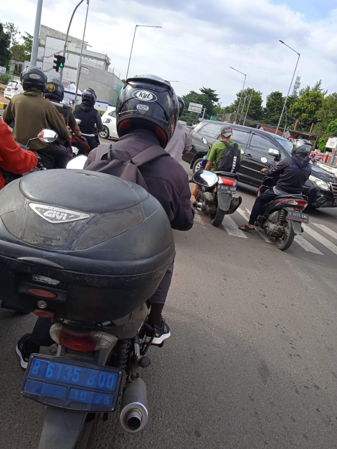 Warga Keluhkan Kemacetan yang Kerap Terjadi di Jalan Raya RE Martadinata 3, Ciputat Tangsel